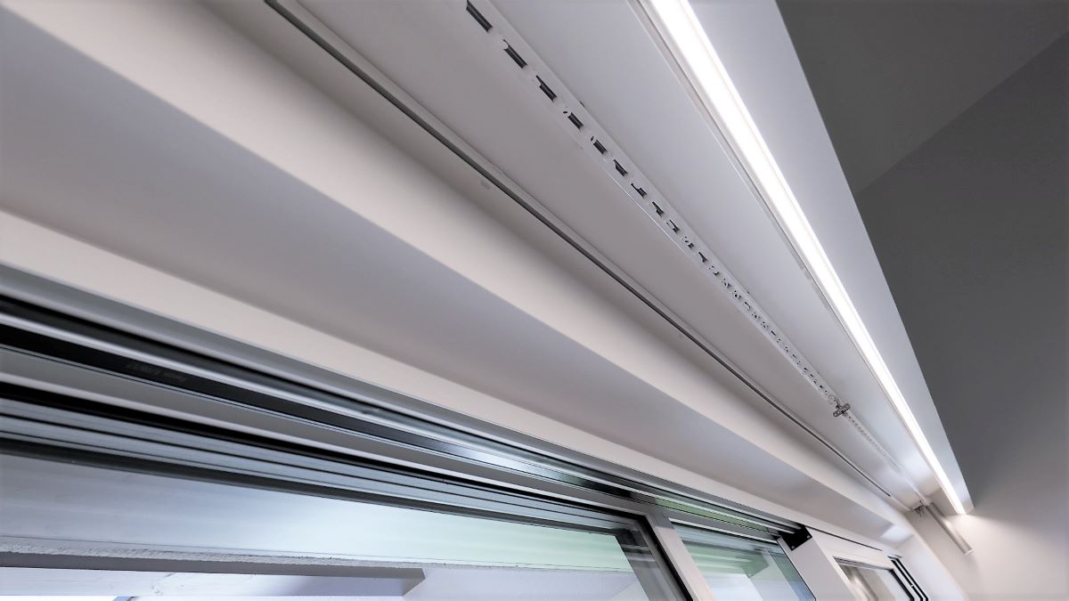 Czy warto zamontować karnisz elektryczny do ściany? - Elektryczne.eu